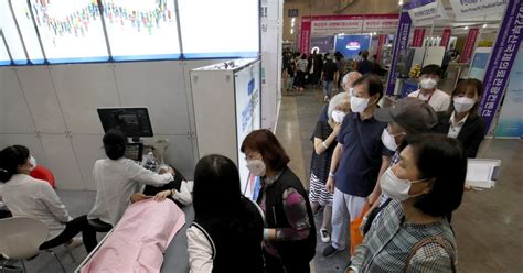 2022 부산국제의료관광컨벤션에서 검강검진 받는 관람객