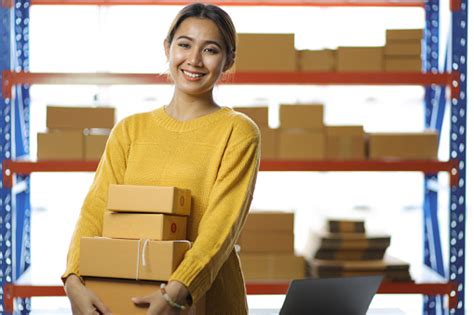 여성 스타트업 중소기업 기업가는 창고에서 판지 상자를 가지고 일합니다 전자 상거래 사업 아이디어 20 24세에 대한 스톡 사진 및 기타 이미지 Istock