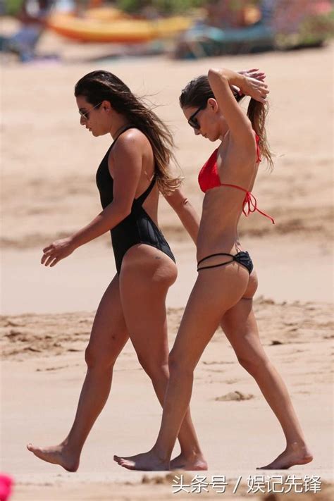 女星 Lea Michele 跟朋友一起海邊散步踏浪看起來心情很好 每日頭條