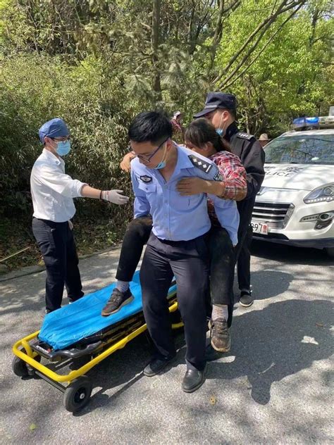 守望平安丨采茶老太掉入深坑 驻村民警及时解救沈国庆老人救援