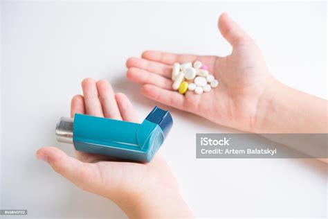 손에 있는 알레르기와 천식 발작의 완화에 대 한 흡입기를 닫습니다 감시에 대한 스톡 사진 및 기타 이미지 감시 건강관리와 의술 무서움 Istock