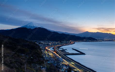 朝焼けと富士山と自動車の光跡 Stock Foto Adobe Stock