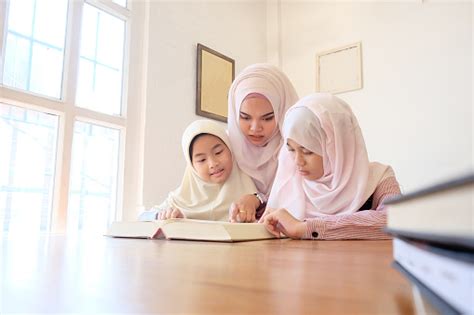 이슬람 교육 개념 가정에서 두 명의 자식 여자 책에 교육 성인 무슬림 여성 가족에 대한 스톡 사진 및 기타 이미지 가족 공부 교사 교육 관련 직업 Istock