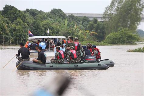 នាយឧត្តមសេនីយ៍ សៅ សុខា ចូលរួមឧបត្ថម្ភគ្រួសារសពជនរងគ្រោះម្នាក់១លានរៀល ករណីលិចទូកនៅខេត្តកណ្តាល