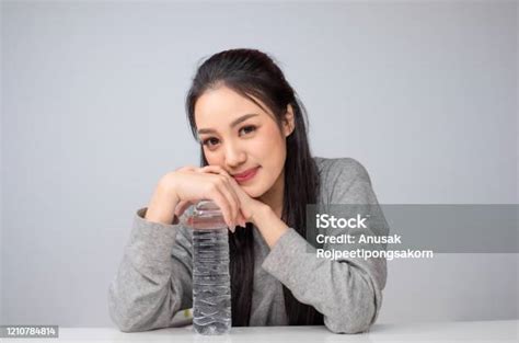 테이블 흰색 배경에 와더 병과 아름다움 아시아 웃는 여자 가냘픈에 대한 스톡 사진 및 기타 이미지 가냘픈 가정 생활