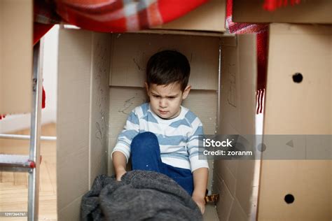 골판지 상자에 앉아 분노와 실망으로 눈살을 찌푸리다 유아 마음이 산란해진에 대한 스톡 사진 및 기타 이미지 마음이 산란해진 유아 아이 Istock