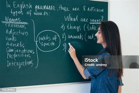 교사는 칠판에 영어 규칙을 씁니다 언어 배우기 고등학교 이하에 대한 스톡 사진 및 기타 이미지 고등학교 이하 공부 교사 교육 관련 직업 Istock