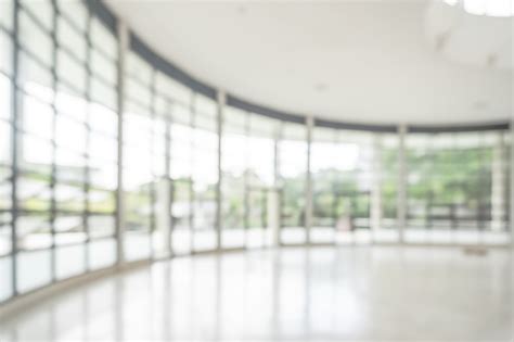 사무실 건물 또는 대학 로비 홀 흐리게 배경 모호한 학교 복도 복도 내부 보기 빈 복도 입구 유리 커튼 월 바닥 및 외부 조명