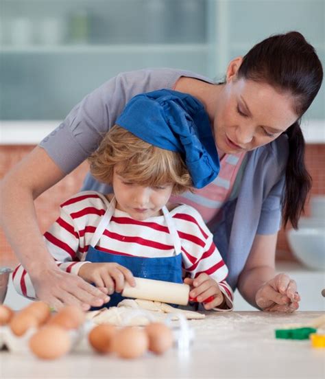 Madre Sonriente Y Su Hijo Para Hornear En Casa Foto Premium