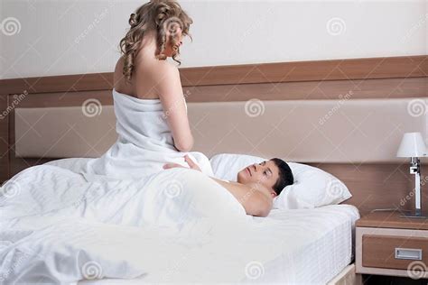 Pares Jovenes Que Hacen El Amor En Cama Foto De Archivo Imagen De