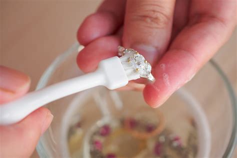 주 얼 러 손 청소 및 연마 빈티지 보석 다이아몬드 링 근접 촬영 개인 장식품에 대한 스톡 사진 및 기타 이미지 개인 장식품