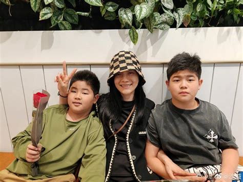 沙溢儿子近照 沙溢晒家庭合照，安吉小鱼儿长大了好多呀！