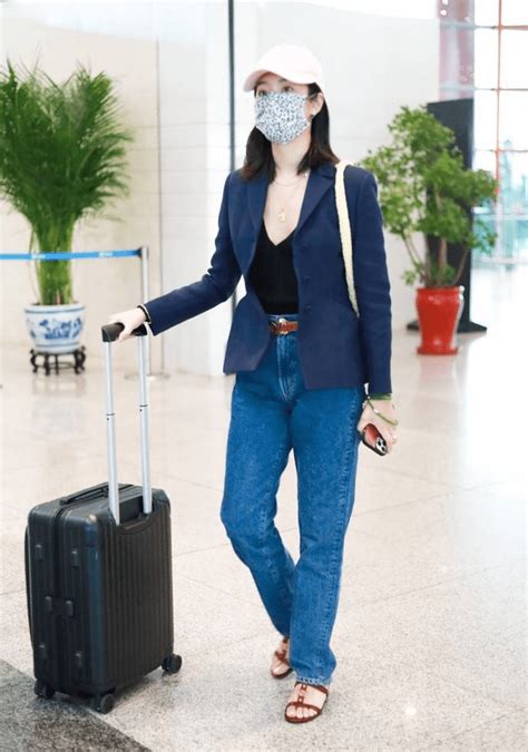 杨采钰藏青色西装黑色v领针织衫牛仔裤复古优雅 搜狐大视野 搜狐新闻