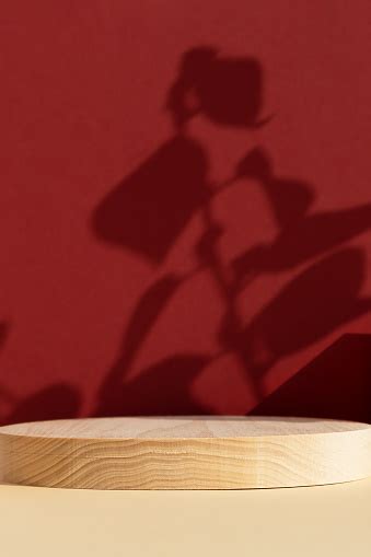 붉은 벽에 식물 잎의 그림자가있는 베이지 색 테이블의 나무 장면 제품을 광고하고 프리젠 테이션하기위한 프리미엄 연단 쇼케이스 디스플레이 케이스 갈색에 대한 스톡 사진 및