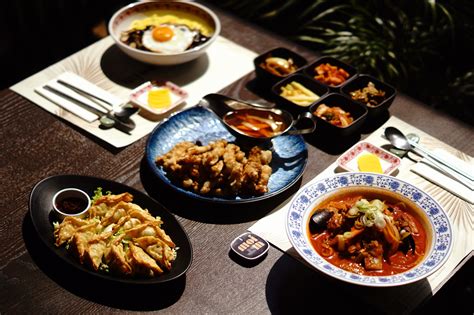 Moim 🇰🇷 한국식 중국 요리 😋 🔴 짜장면 고기와 채소를 넣어 볶은 짜장에 국수를 비벼 먹는 음식이다 🔵 탕수육 돼지고기에 녹말을 묻혀 튀긴 것에 초 간장