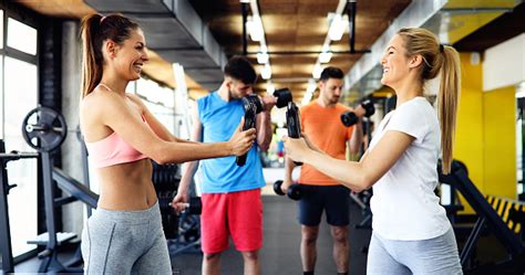 개인 트레이너와 체육관에서 운동을 하 고 아름 다운 여자 가냘픈에 대한 스톡 사진 및 기타 이미지 가냘픈 강사 개성 개념 Istock