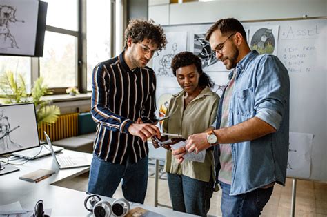 비즈니스 회의에서 새로운 프로젝트에 대한 아이디어를 작업하는 팀 비디오 게임에 대한 스톡 사진 및 기타 이미지 비디오 게임 스튜디오 컴퓨터 프로그래머 Istock