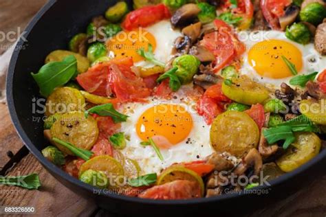 2인 조식 야채와 계란 튀김 소박한 스타일의 나무 배경에 프라이팬에 Shakshuka 고기에 대한 스톡 사진 및 기타 이미지
