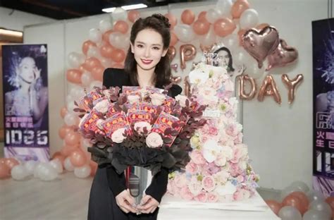 戚薇连发25条庆生美图 穿芭比粉长裙娇俏又明媚tom明星