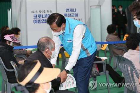 어르신들 격려하는 김재종 옥천군수 연합뉴스