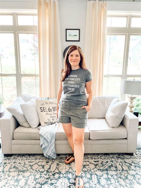 The Chicest Graphic Tee And 14 Super Wearable Graphic Tee Outfit Ideas