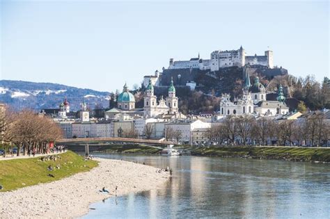 잘츠부르크salzburg 봄 시간 푸른 잔디와 역사 지구가 있는 잘자흐salzach가 있는 탁 트인 도시 풍경 프리미엄 사진