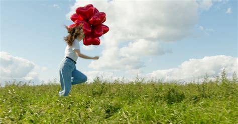 집 밖의 걱정 없는 경치 고요한 구름 긴 머리 나무 낭만적인 낮 달리는 달리다 땅 레저 모델 모델링
