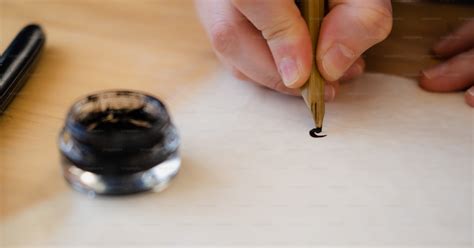 펜으로 종이에 쓰는 사람 사진 Unsplash의 펜 이미지