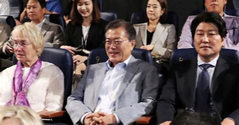 택시운전사 본 문 대통령광주의 진실 푸는 데 큰 힘