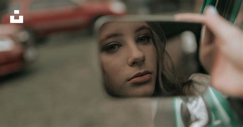 자동차의 거울에 여성의 얼굴이 비친다 사진 Unsplash의 무료 이미지