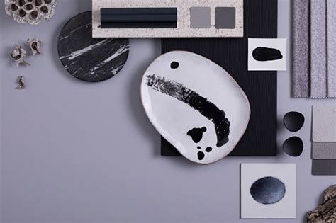 섬유 및 페인트 샘플 패널 및 타일회색과 검은 색 팔레트의 크리에이티브 플랫 레이 구성 건축가 와 인테리어 디자이너 무드 보드 맨 위 보기입니다 공간을 복사합니다 템플렛