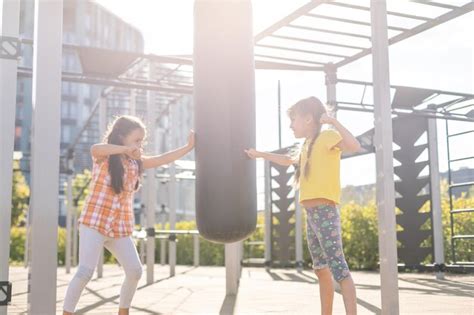 Duas Meninas Bonitinhas Se Divertindo Em Um Playground Ao Ar Livre No