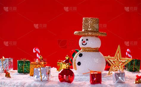 雪人和礼盒上的雪装饰用于新年或圣诞节的国际节日