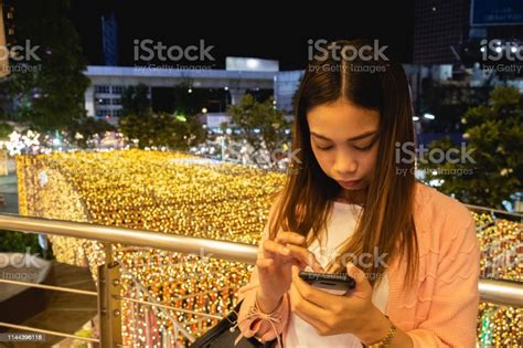 여행 여자는 스마트폰을 사용 합니다 배경에 아름 다운 노란 빛을 가진 밤 도시 귀여운에 대한 스톡 사진 및 기타 이미지 귀여운 무선 기술 비즈니스 Istock