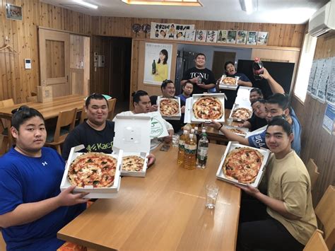 田子ノ浦部屋 九州場所福岡入りました。 宿舎提供のアシュラン様よりピザの差し入れいただきました。