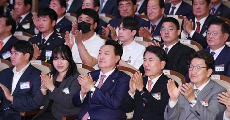 강원특별자치도 출범 기념식에서 박수치는 윤석열 대통령