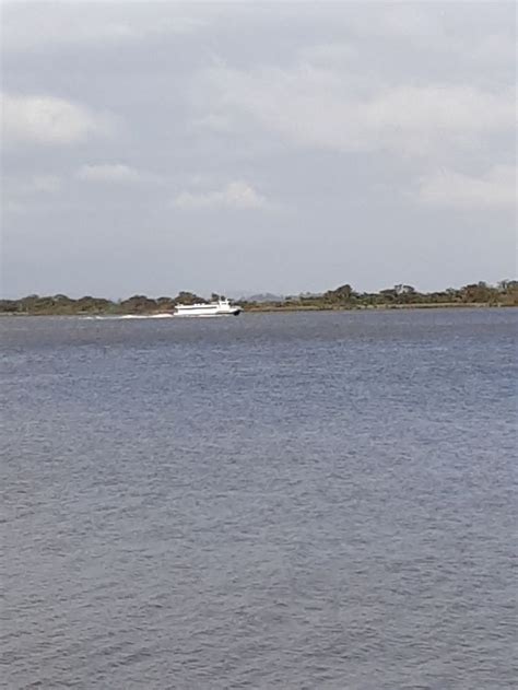 Embarcação nas águas da bacia hidrográfica do Lago Guaíba Porto