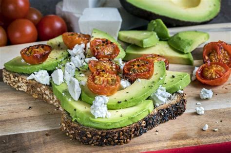 Tostada Del Aguacate Con Los Tomates Y El Queso Feta De Cereza Imagen