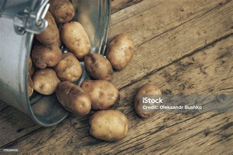 오래된 오크 나무 테이블과 아름다운 배경에 실버 바구니에 신선한 감자 맨 위 보기 가방에 대한 스톡 사진 및 기타 이미지