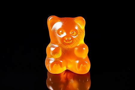 黑色背景下的小熊软糖高清图片下载 正版图片600156536 摄图网
