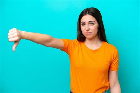 Joven Mujer Caucásica Aislada De Fondo Azul Mostrando El Pulgar Hacia