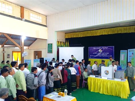 အင်္ဂပူမြို့နယ်တွင် မဲဆန္ဒရှင်ပြည်သူများအား မြန်မာအီလက်ထရောနစ် မဲပေးစက
