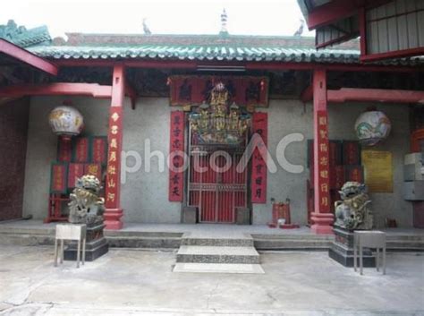 マレーシア ゴンピンの街並み 祠 No 24690659｜写真素材なら「写真ac」無料（フリー）ダウンロードok