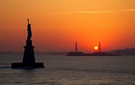 자유의 여신상 3d 모델 최대 흰색 격리 된 배경에 자유의 여신상의 3d 모델 미국 자유의 회색 동상의 3d 아이소메트릭 개체 배경 일러스트 및 사진 무료 다운로드