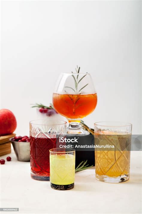 다양 한 겨울 칵테일 세트 Mulled 와인 달걀 술 리 몬 첼로 구식 코코넛 마가리타 화이트 린 넨 배경입니다 수직 구성입니다