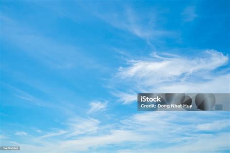 일출에 구름과 푸른 하늘의 아름다운 전망 부분적으로 흐림 배경 구름 여름 구름 여름 일몰과 함께 맑은 하늘 구름 자연 하늘 시네마틱 아름다운 노란색과 흰색 질감 배경 0명에