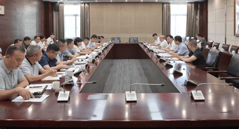 穆嵘坤主持召开专题会议工作集体农村