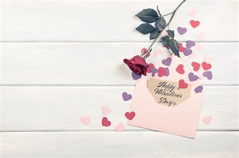 발렌타인 데이 대 한 종이 마음과 손으로 그려진된 비문 인사말 카드와 레드 장미 0명에 대한 스톡 사진 및 기타 이미지 0명 갈색 용지 공란 Istock