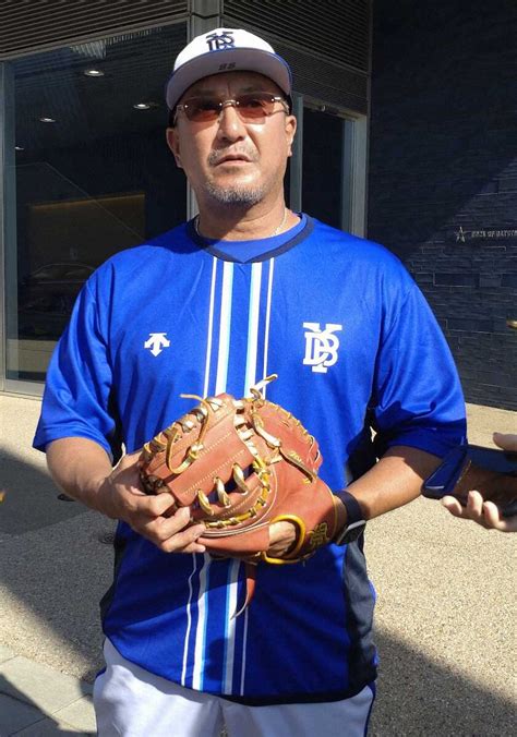 コーチ指導初日に取材対応するdena・入来2軍チーフ投手コーチ ― スポニチ Sponichi Annex 野球