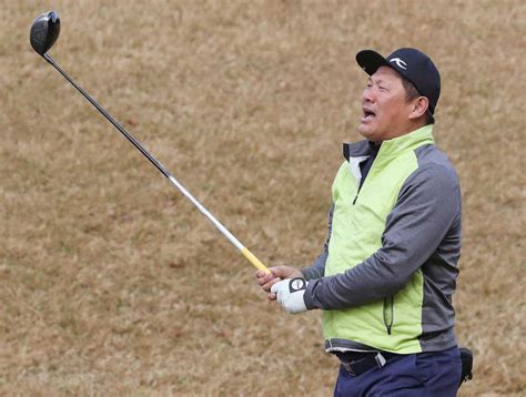 ＜山崎武司チャリティーゴルフ＞ティーショットを放ち、ボールの行方を見つめる山崎武司氏（撮影・椎名 航） ― スポニチ Sponichi